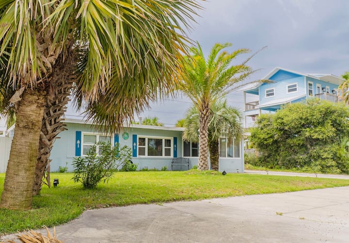 Fully Fenced Yard & Authentic Beach Vibes - Pensacola Beach, FL
