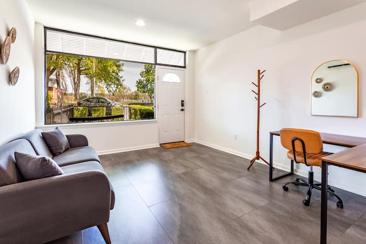 A Private Apartment In Richmond With Parking - Richmond
