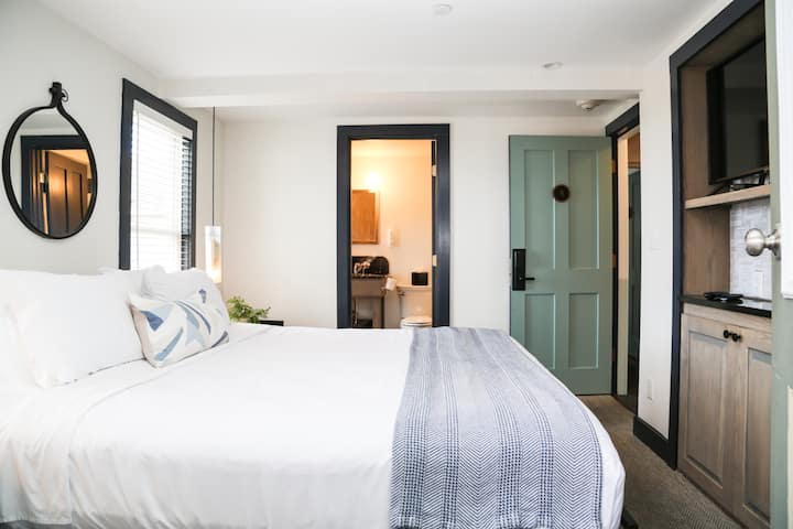 Morgan Hotel ~ Ocean View King Room W/ Verandah - Oak Bluffs, MA