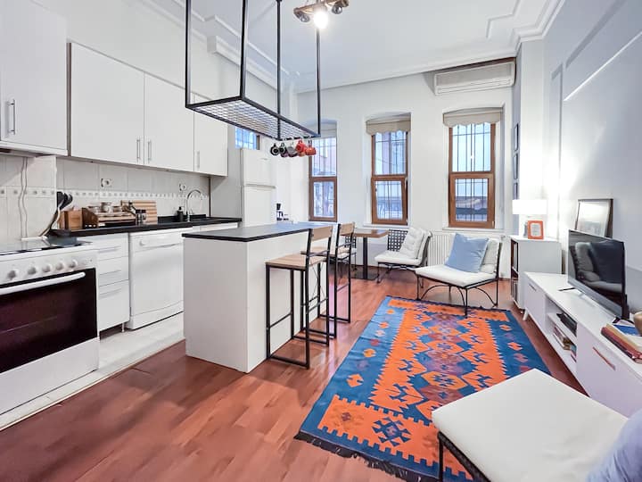 Redecorated Flat With Island Kitchen - Istanbul
