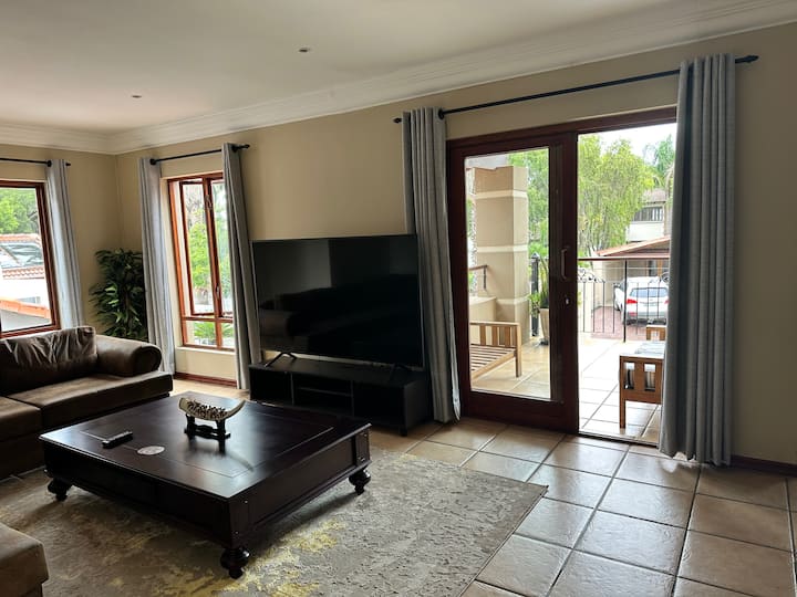 Harties Dam |Queen Room With Jacuzzi & Balcony - Hartbeespoort