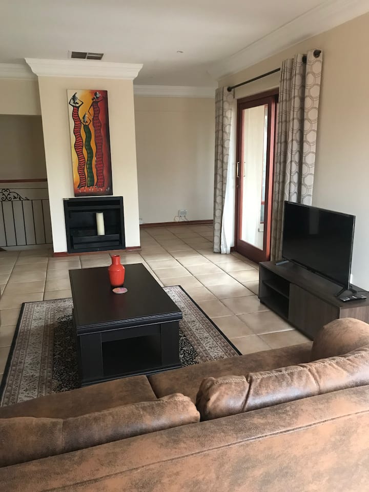 Harties Dam | Queen Room W/ Balcony & Jacuzzi - Hartbeespoort