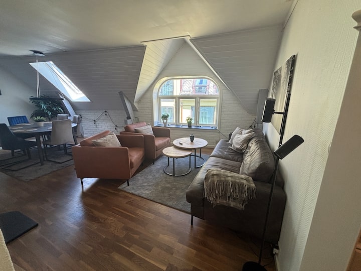 ÅLesund City Centre: 2 Bedroom Top Floor Apartment - Alesund