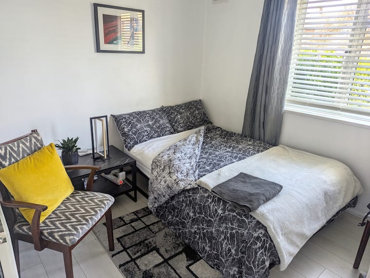 Bright, Spacious Room, 23 Mins Bus From Centre - Guernsey