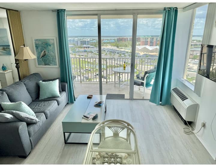 Bright Beachfront Condo/salt Pool/free Parking - Fort Myers Beach, FL