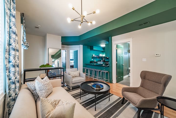 Lucky Green | A Bold 8br/4ba W/ Parking By Wrigley - Chicago, IL