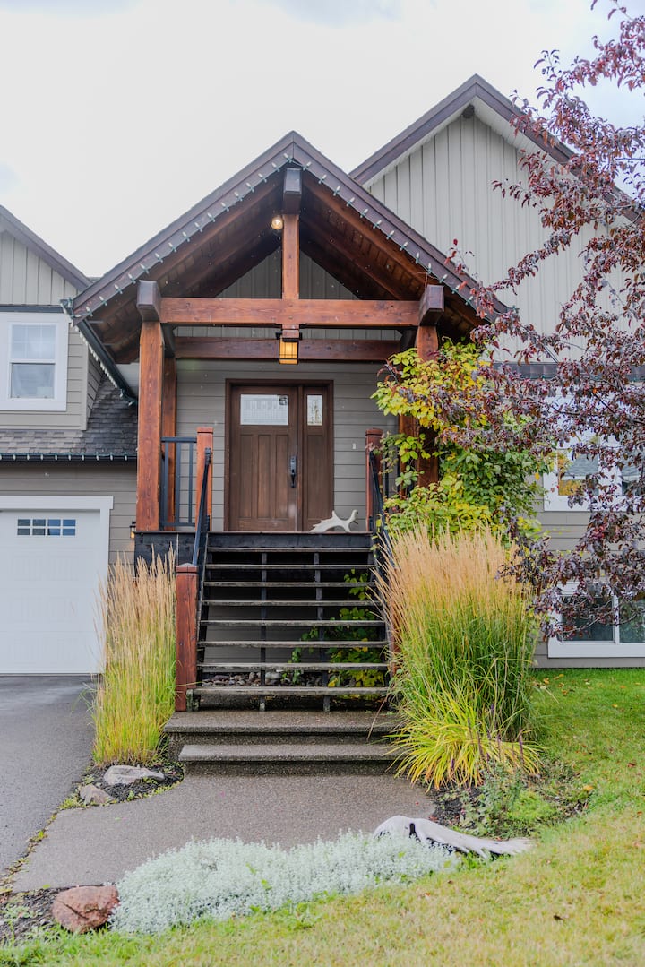 Open Layout 3 Bedroom, 2 Bathroom Modern Home. - Smithers