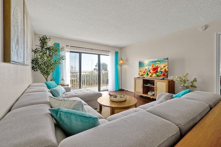 Beachfront Condo Steps To Ocean + Pool & Wifi - Cocoa Beach, FL