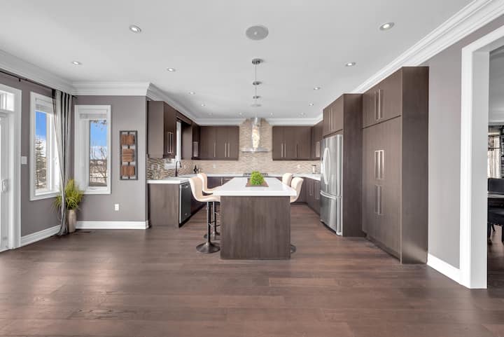 Gorgeous Family Home -Pond Facing W/huge Backyard - Brampton