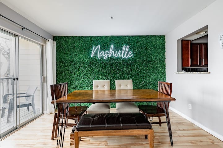 2 Br - Downtown Riverfront |
Pool & Walkable - Nashville, TN