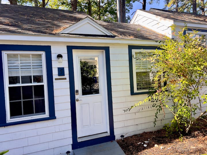 Cheerful 1 Bedroom Cottage Only 50ft From Beach #5 - Biddeford, ME