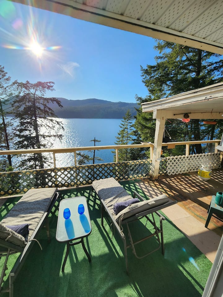 Rustic Cabin By The Sea* Waterfront And Sunsets*! - Sunshine Coast Regional District, BC, Canada