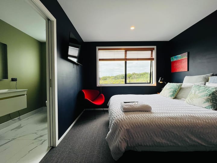 Top-notch Modern Space + Luxury Ensuite + Hot Spa - Riverhead