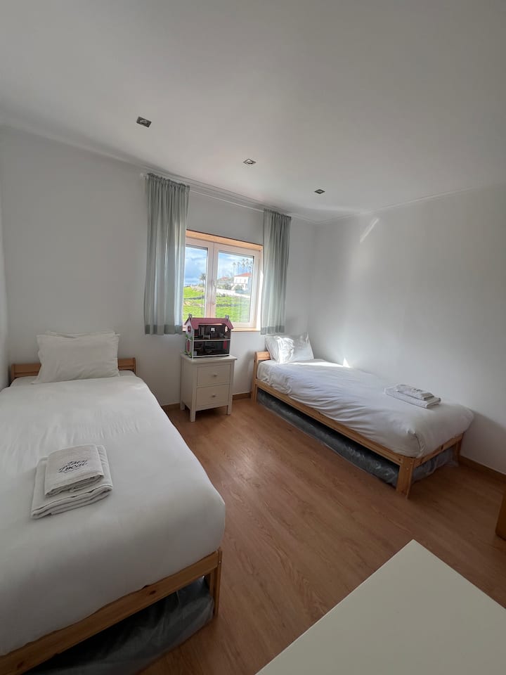 Quarto Twin Em Moradia Com Wc Partilhado - Ericeira