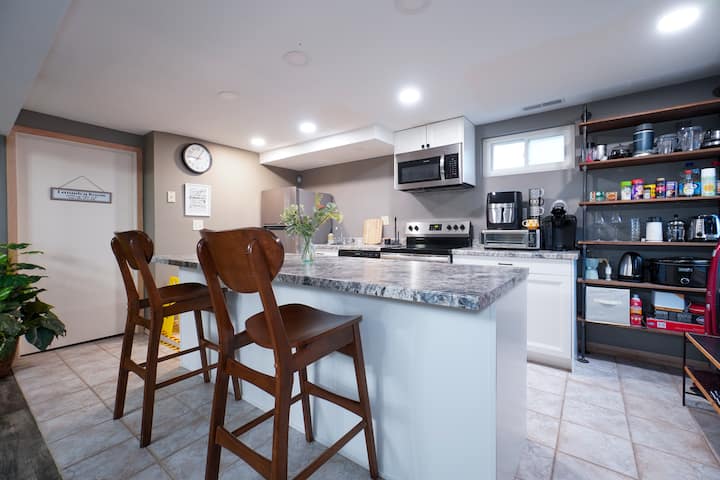 Lovely Kitchen Island King Bed Fenced Yard Unmc - Omaha, NE