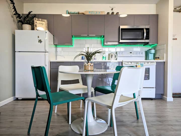 32nd Fl, Free Parking, Ac, Beautiful Mountain View - Honolulu