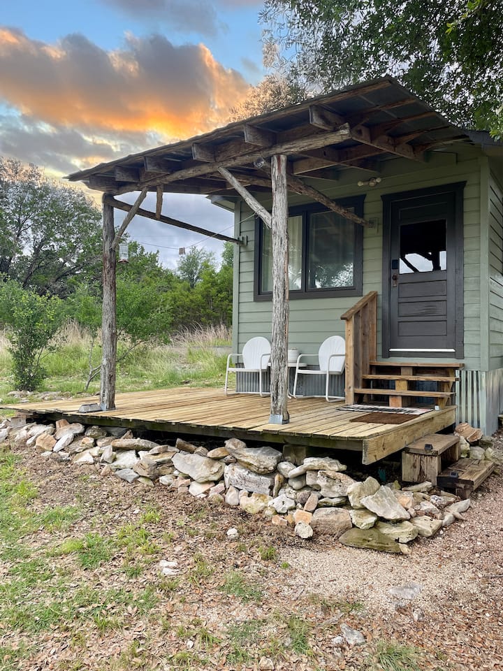 The Last Resort - A Cozy Hill Country Cabin - Luckenbach, TX