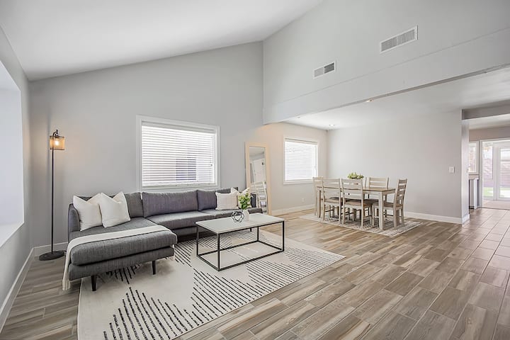 Home W/ Pool & Sunroom, 15 Minutes To The Strip! - 賭城大道
