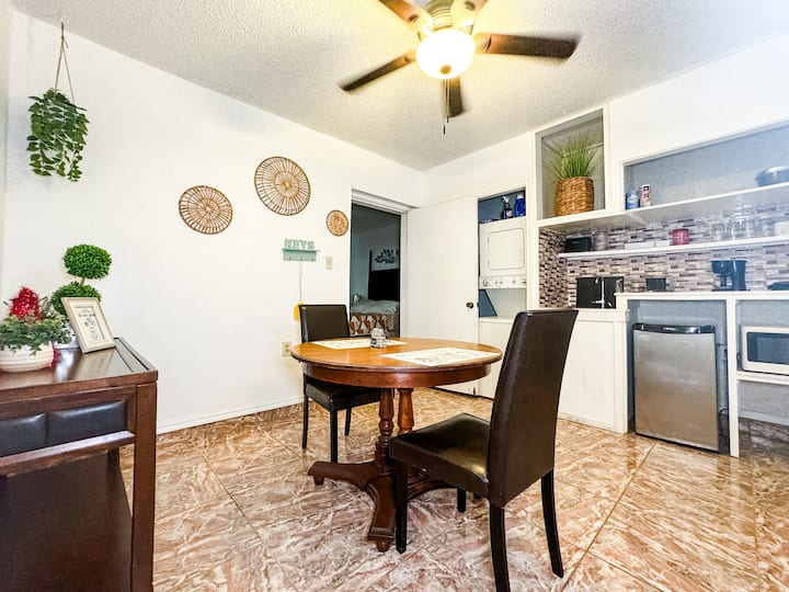 Unique & Comfy ~ 5* Location ~ Queen Bed ~ Parking - McAllen, TX