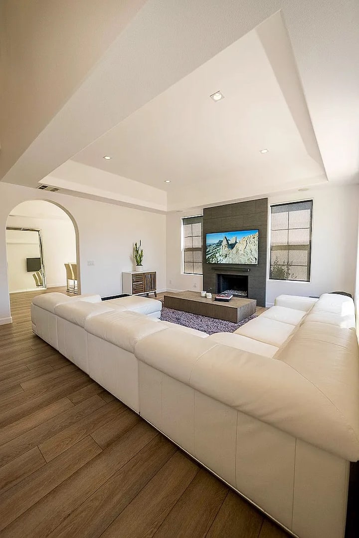 Gated Luxury Modern 4 Bedroom Vacation Condo - Thousand Oaks, CA