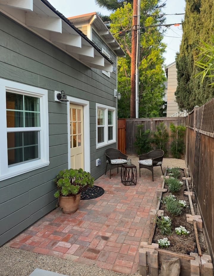 Furnished Guest House • W/d • Parking • Patio - Santa Ana, CA