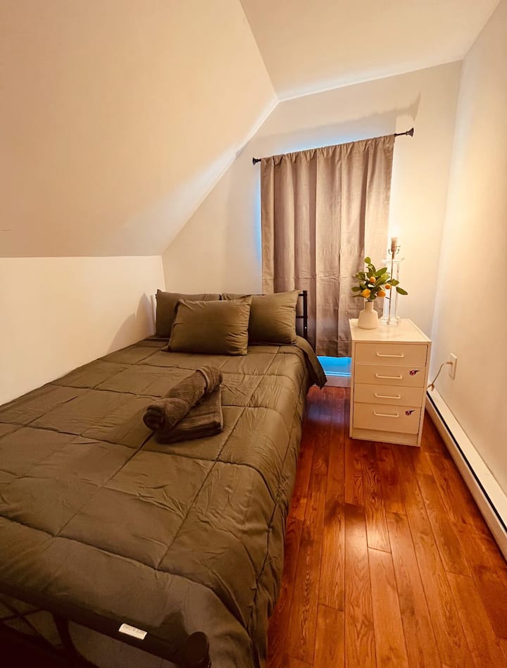 Cozy 3-bedroom Rental Unit Close To Train, Shops - Malden, MA