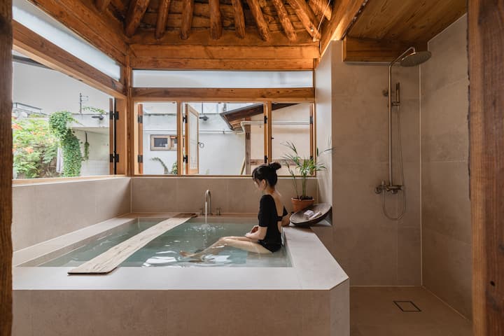 Private Hanok Stay & Zacuzzi In The City - Gwangju
