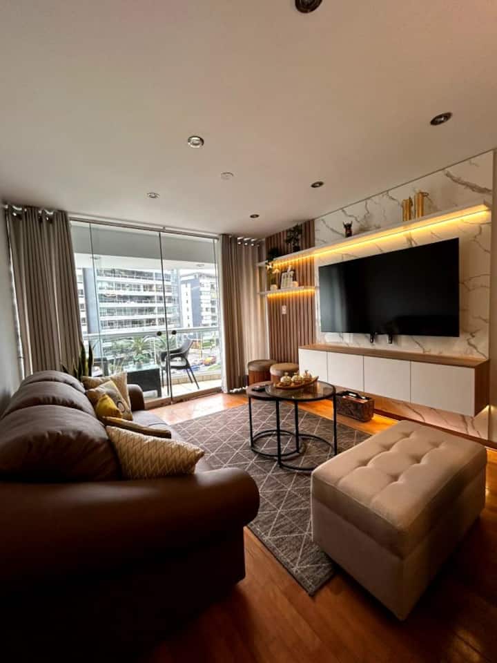 Downtown Miraflores 3br Apartment W/ Balcony - Lima