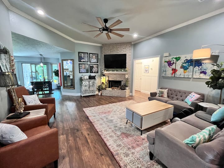 A&m Sunlit Retreat W/ Rockwall, Loftnet & Minigolf - College Station, TX