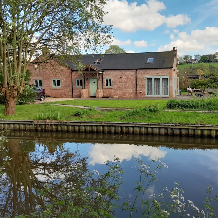 Spacious Cottage Beside The Caldon Canal - Leek