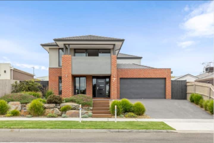 Family Friendly Ocean Grove House - Sleeps 16 - Ocean Grove