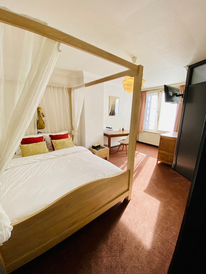 Four-poster B&b In Heart Of Bruges - Oostkamp