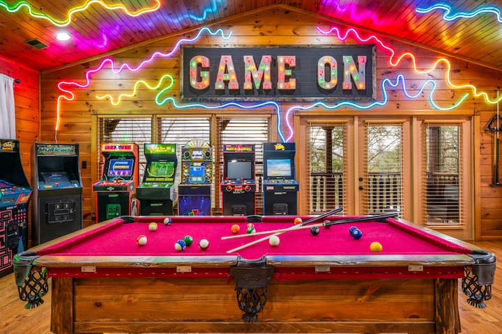 Massive Arcade Room W/ Airhockey, Hottub, & Neons! - Gatlinburg, TN