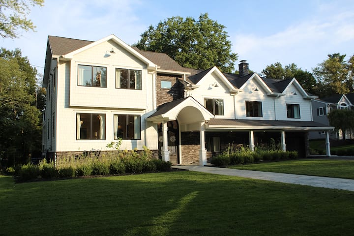 Luxury Home W/ Secret Room & Royal Master Suite - Paterson, NJ