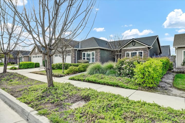 Bristol House (11 Beds/ Sleeps 15) - Lemoore, CA