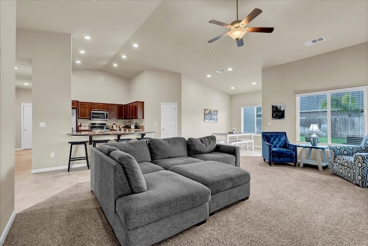Bristol House (11 Beds/ Sleeps 15) - Lemoore, CA