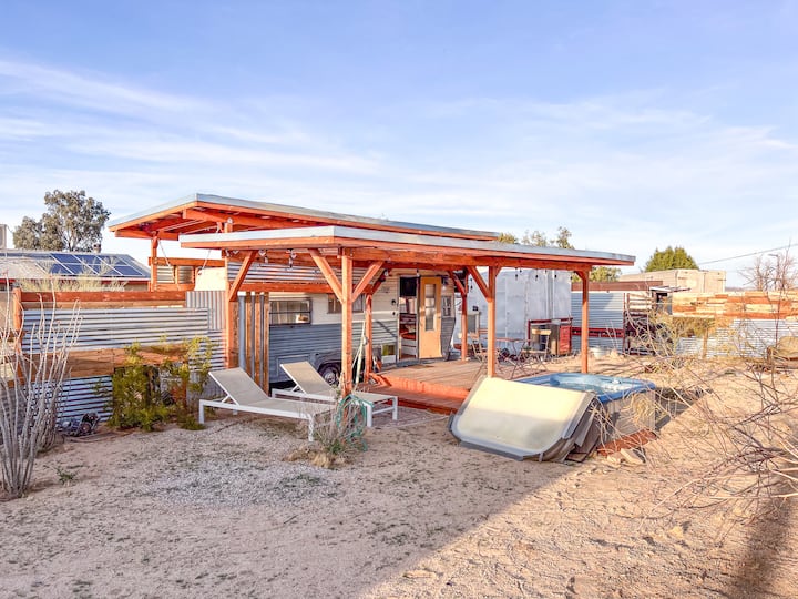 Racers Oasis - Vintage Desert Rv / Trailer - Joshua Tree National Park