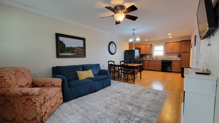 Whitney Manor Suite 1 -Walking Distance To Temple! - Nauvoo, IL