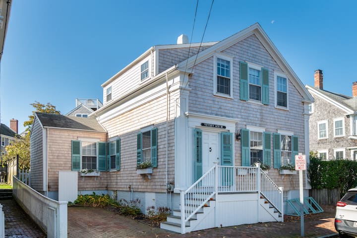A Classic Nantucket Cottage Rental - Nantucket, MA