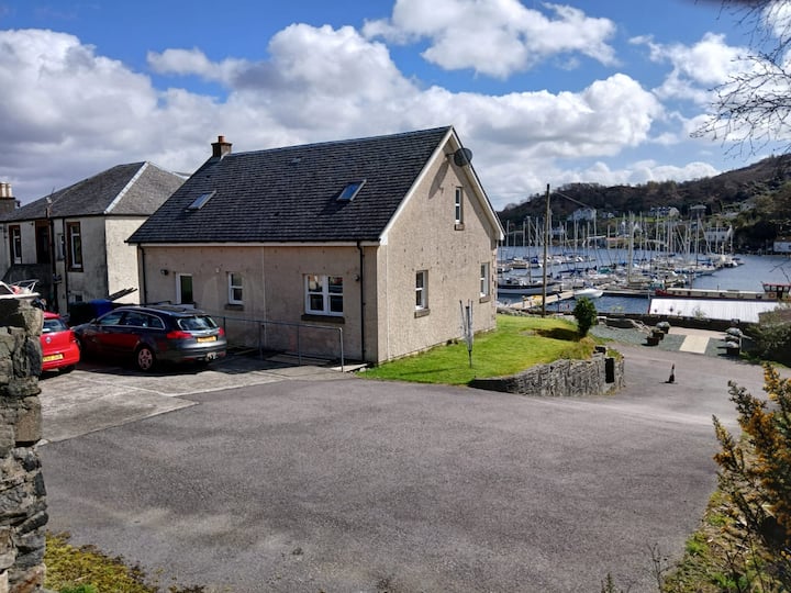 Harbour Cottage, Tarbert. Room 3 - Private Shower - Tarbert