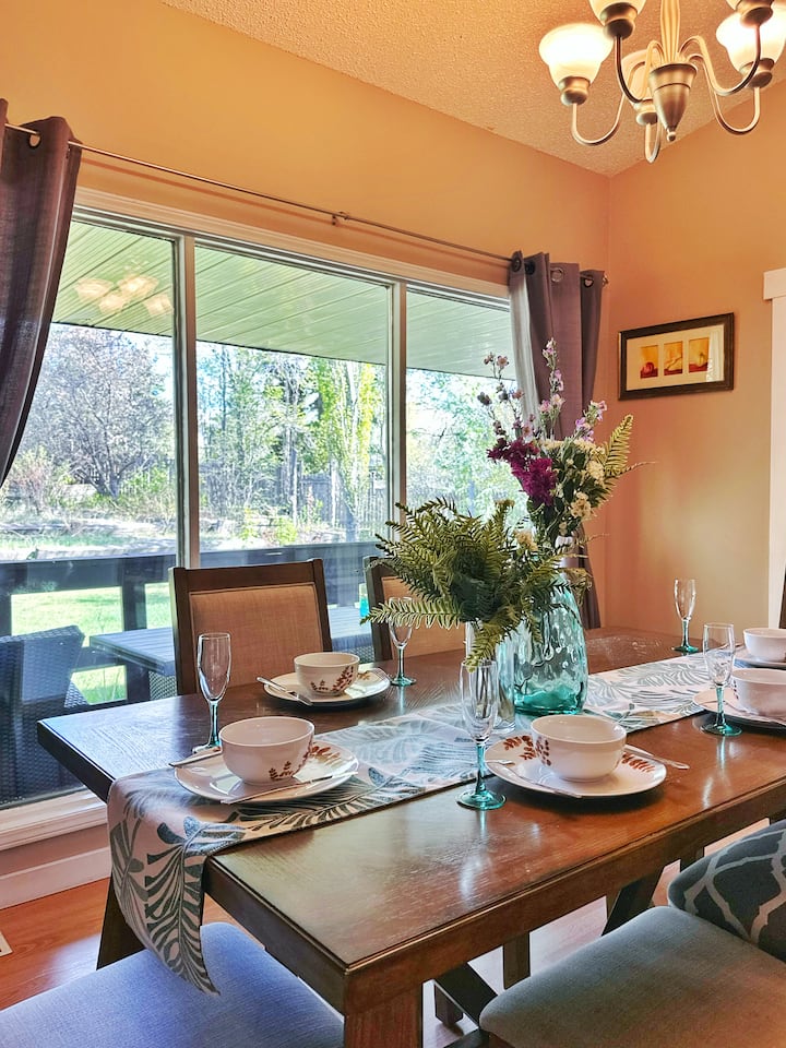 Luxury Space W/ Garden Views/ Over 4k Sqft  Bnb - Edmonton
