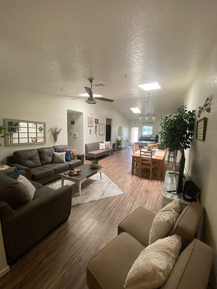 Lovely & Modern 2br/2ba Townhome In Center Of Town - Yuma, AZ