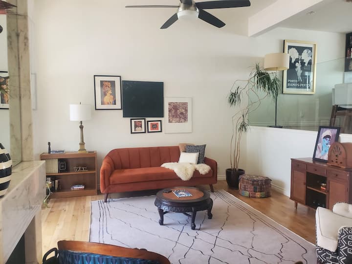 Mid-century Townhouse Close To Major Studios - Los Angeles, CA