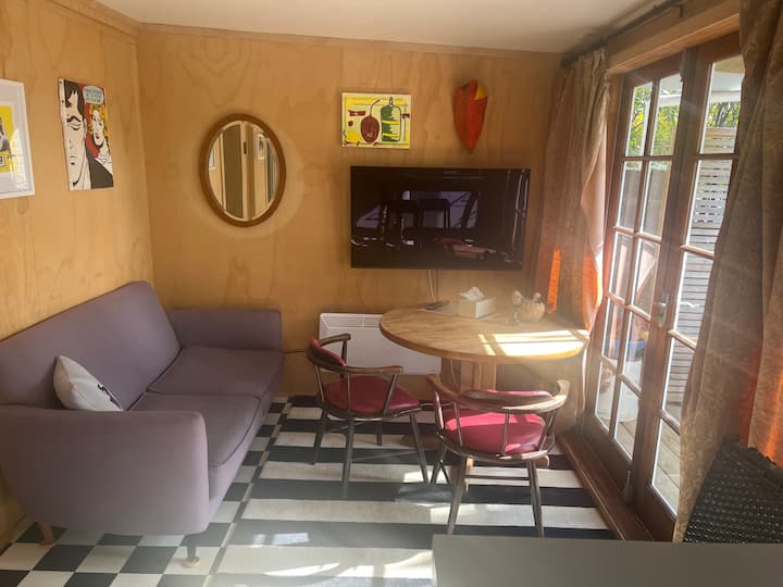 The Windsor Suite
- Stylish Inner City Studio Flat - New Plymouth