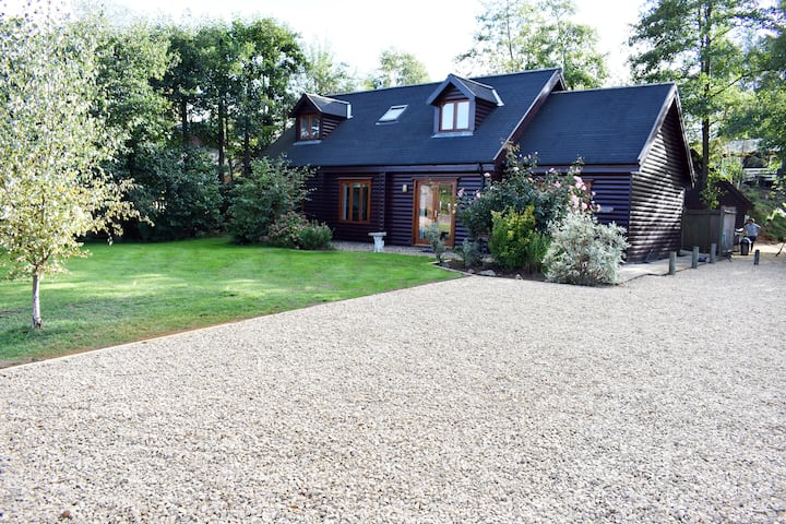 South Facing 4br Lodge With Hot Tub In 1/4 Acre - United Kingdom