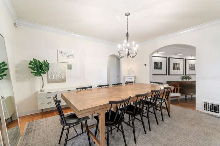 3 Living Rooms, 2 Garages, Gym & Chef’s Kitchen! - Omaha, NE