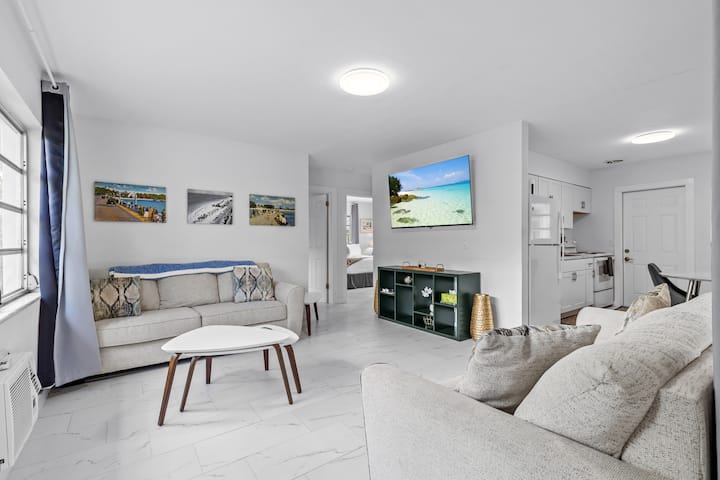 Key Lime Cottage 2 Pools Steps From The Beach!! - Clearwater Beach, FL