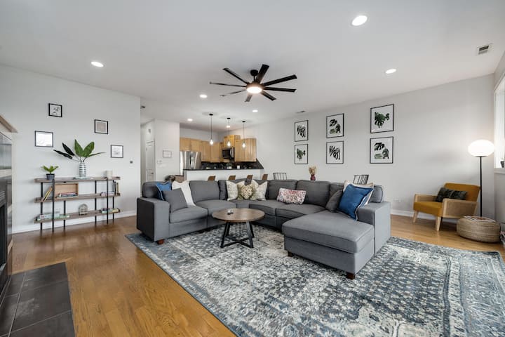 Urban Farm Stay W/ Skyline Views + Free Parking - Chicago, IL