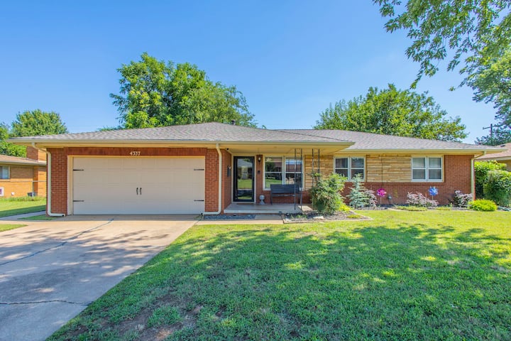 Spacious Home - Pet Friendly With Fence Yard - Midwest City, OK