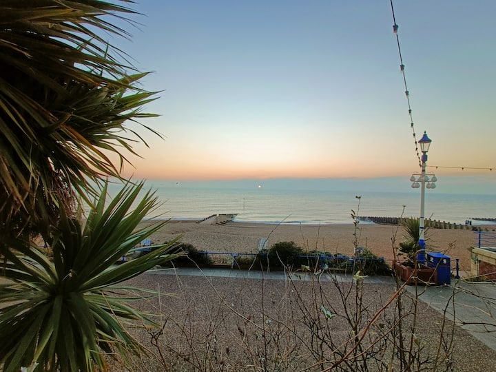 Arty Seaview Apartment - Eastbourne